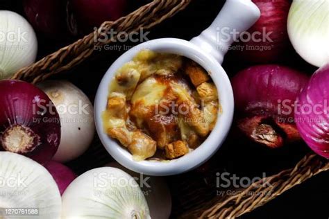 녹은 망체고 치즈를 곁들인 전통 프랑스 양파 수프와 흰색과 보라색 양파로 장식되어 있습니다 0명에 대한 스톡 사진 및 기타