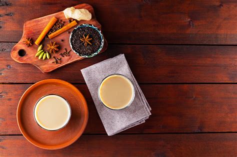 마살라 차 2잔과 다양한 재료 나무 판에 마살라 차이 차 우유 차와 향신료 공간을 복사합니다 위쪽 보기 0명에 대한 스톡 사진 및 기타 이미지 Istock