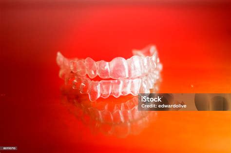보이지 않는 이빨 치과 환자에 대 한 치열 교정 치료에서 각 치아를 보유자 Aligner 치아 건강관리와 의술에 대한 스톡 사진 및 기타 이미지 Istock