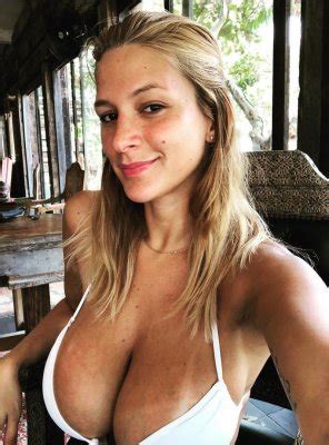 Smile Cleavage Porn Pic