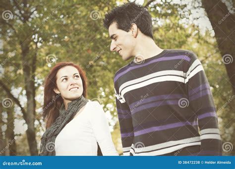 Liefde En Affectie Tussen Een Jong Paar Stock Foto Image Of Omhelzing Meisje