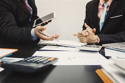 팀워크 과정 사무실에서 일 하는 비즈니스 사람들은 회의에서 문서와 아이디어를 논의 2명에 대한 스톡 사진 및 기타 이미지 2