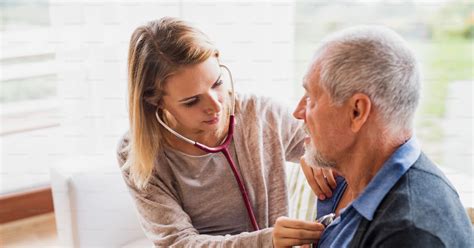 건강 방문자와 가정 방문 중 노인 남자를 진찰하는 여자 간호사 또는 의사 사진 Unsplash의 슬로바키아 이미지