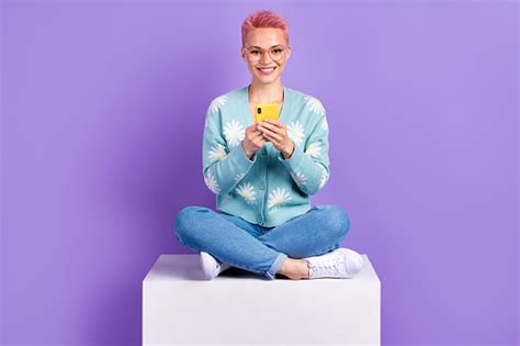 프리랜서 블로거 귀여운 아가씨 입고 세련된 복장 유지 스마트 폰 삼성 프로젝트 관리 작업 보라색 배경에 고립 된 전신 사진 30