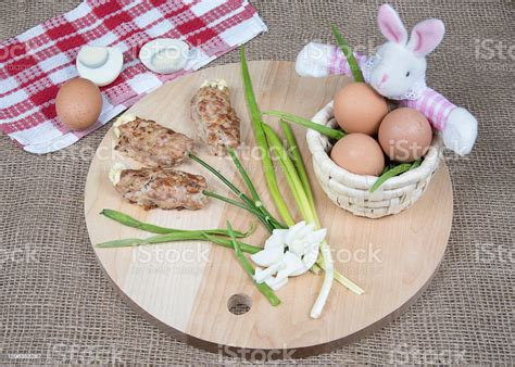 부활절을위한 음식 예술 아이디어 나무 도마에 고기로 만든 꽃 부활절 토끼 토끼 천연 삼베 배경에 계란 바구니 0명에 대한 스톡 사진 및 기타 이미지 Istock