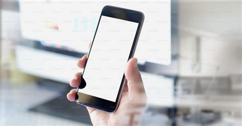 사업가의 손을 잡고 사무실에서 모바일 스마트폰을 사용하고 있다 그래픽 표시 몽타주를 위한 빈 화면 사진 Unsplash의