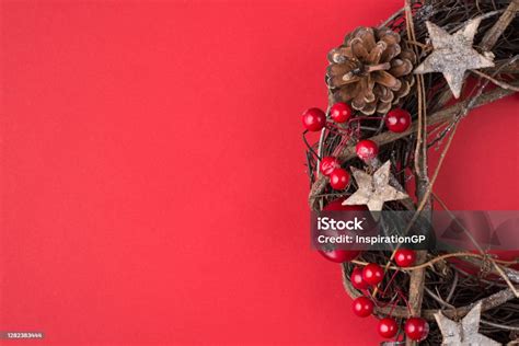 메리 크리스마스와 행복한 새해 카드 개념 머리 위 닫기 생생한 색상 배경을 통해 고립 된 다른 장식과 아름다운 화환의 보기 사진 12월에 대한 스톡 사진 및 기타 이미지