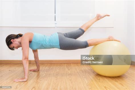 필 라 테 스 공에 체육관에서 피트 니스 여자입니다 젊은 여자 휘트니스 볼에 운동을 하 고 가냘픈에 대한 스톡 사진 및 기타 이미지 Istock
