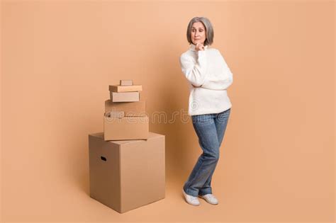 Foto De Longitud Completa De La Mujer Reflexiva Vestida Con Cajas De