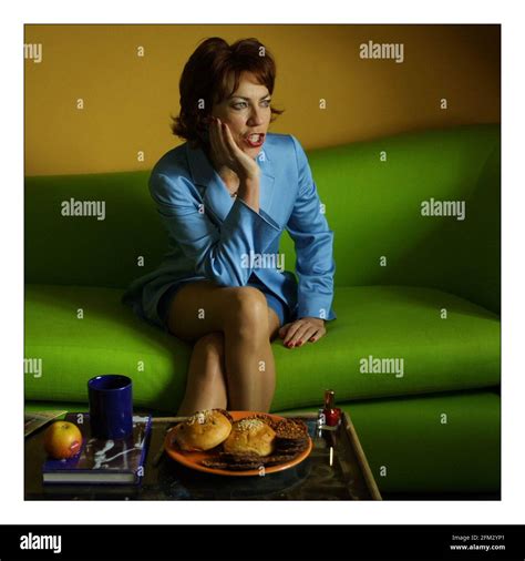Australian Writer Kathy Lette Photographed In London Pic David Sandison 18 10 2001 Stock