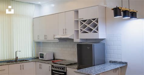 흰색 캐비닛이있는 주방 사진 Unsplash의 무료 르완다 이미지