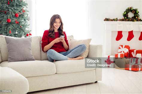 전체 길이 몸 크기 사진 의 귀여운 좋은 매력적인 매력적인 여자 친구 채팅 누군가 와 함께 앉아 있는 조화와 평온 크리스마스에 대한 스톡 사진 및 기타 이미지 Istock
