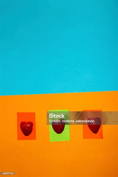 해변에서 일광욕을하는 세 딸기 창조적 인 예술 여름 디자인 갑판 의자에 대한 스톡 사진 및 기타 이미지 갑판 의자 고여 있는 물 과일 Istock