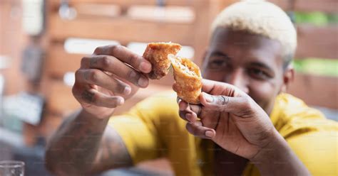 반쯤 먹은 도넛을 손에 들고 있는 남자 사진 Unsplash의 바깥 이미지