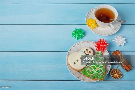 크리스마스 트리와 눈사람 모양의 진저 브레드 쿠키 파란색 배경에 계피와 레몬을 곁들인 차 새해와 크리스마스 개념 플랫 레이 0명에 대한 스톡 사진 및 기타 이미지 Istock