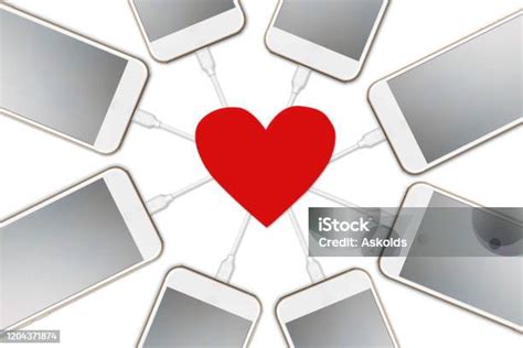 흰색 배경에 고립 된 빨간색 종이의 중심에서 충전하는 빈 화면이있는 여러 스마트 폰 0명에 대한 스톡 벡터 아트 및 기타 이미지 0명 Usb 메모리 Usb 케이블