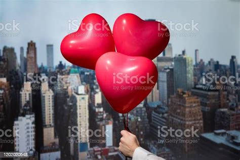 뉴욕시에서 발렌타인 데이 맨해튼과 고층 빌딩 위에 하트 모양의 세 개의 빨간 풍선을 들고 있는 남자 손 온셉트 미국 미국 공중 보기 개념에 대한 스톡 사진 및 기타 이미지