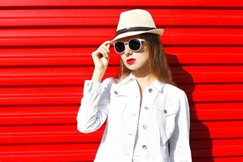 빨간 화려한 배경 위에 선글라스와 모자를 입고 패션 초상화 여자 가을에 대한 스톡 사진 및 기타 이미지 가을 개인 장식품