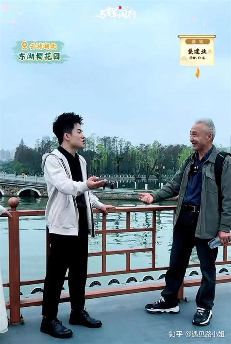董宇辉终于带着他的 与辉同行”走出直播间了 知乎