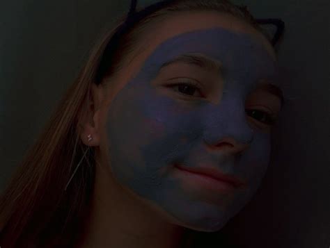 Девушка с маской для лица