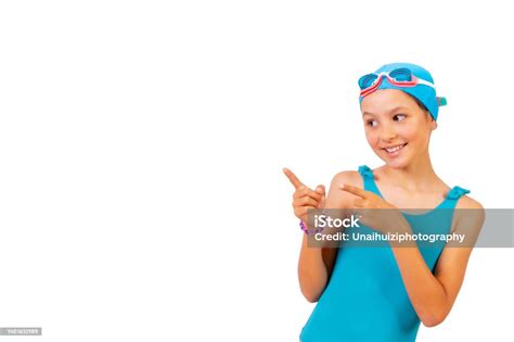수영복과 다이빙 고글을 입은 소녀 수영장에서 수영 레슨 왼쪽을 가리 킵니다 복사 공간이 있는 흰색 배경 6 7 살에 대한 스톡