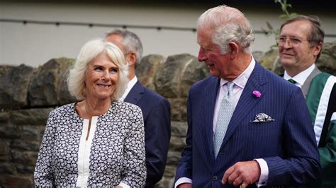 პრინცი ჩარლზი დედოფალ ლეტიციას „გაეფლირტავა“ მონარქების ფოტო