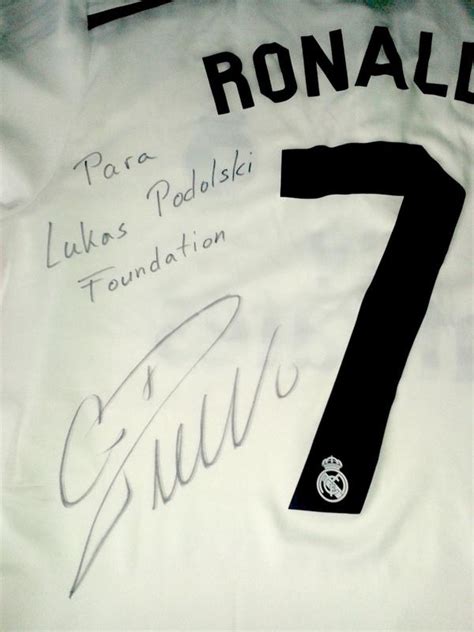کریستین رونالدو پیراهن امضا شده رئال مادرید شو به خیریه پودولسکی اهدا
