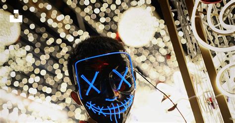 파란색 마스크를 쓰고 검은색 흰색과 빨간색 재킷을 입은 사람 사진 Unsplash의 무료 의복 이미지