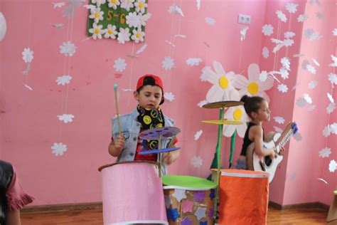 მუსიკის მასწავლებელმა ბაღის აღსაზრდელებისთვის ორიგინალური დეკორაციები დაამზადა მეორადი მასალით