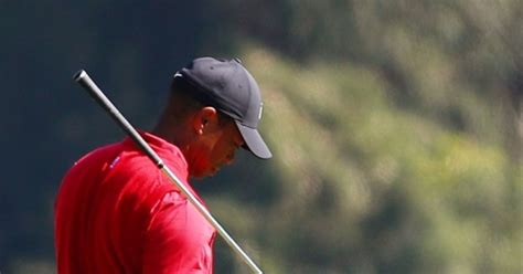 타이거 우즈가 쓰레기통을 뒤지는 기이한 장면