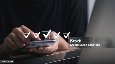 직원을 위한 성과 체크리스트 템플릿 또는 확인란 설문지 설문조사 노트북을 사용하여 온라인 체크리스트를 작성하고 디지털 양식 체크리스트를 작성하는 사업가 경영 목표 전략 0