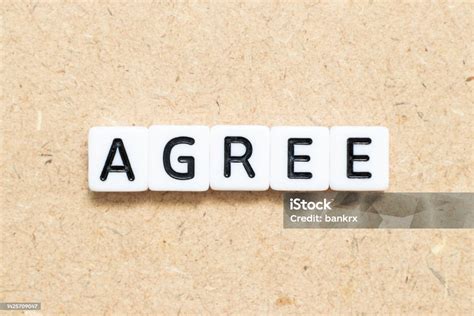 단어가있는 흰색 타일 알파벳 문자는 나무 배경에 동의합니다 0명에 대한 스톡 사진 및 기타 이미지 0명 개념 계약서