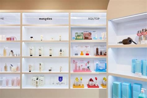 조명으로 포인트를 준 깔끔하고 고급스러운 41평 화장품 매장 인테리어 업체 화장품 인테리어 매장 인테리어