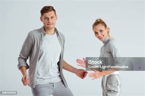 남자 동안 웃는 여 자가 카메라를 보고 하 고 로봇 움직임 회색에 고립 된 춤 남자에 대한 스톡 사진 및 기타 이미지 남자