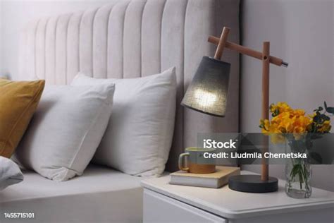 세련된 램프 책 뜨거운 음료 꽃이 실내 침대 옆 탁자에 있습니다 침실 내부 요소 꽃 식물에 대한 스톡 사진 및 기타 이미지 꽃 식물 전기 연료 및 전력 생산 침대