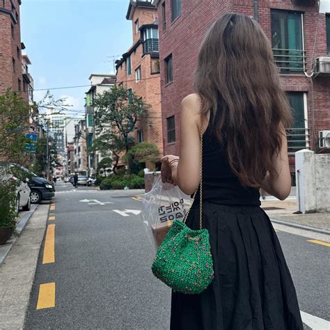 스티카 토핑엔버킷백 조리개끈 두겹으로 짧게 한 겹으로 길게 맬 수 있어요 키트구성 라피아2볼 토핑몰1볼 체인 1개 도안 🎀문의 01092429227