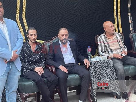 بوجه شاحب عمرو عبد الجليل يستقبل عزاء شقيقه في مسجد عمر مكرم