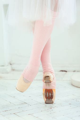 흰색 나무 파빌리온에서 포인트 슈즈를 입고 포즈를 취하는 발레리나 Performing Arts Event에 대한 스톡 사진 및