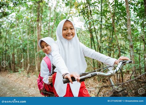 Deux Belles Filles En Uniforme De L Cole Primaire V Lo Ensemble