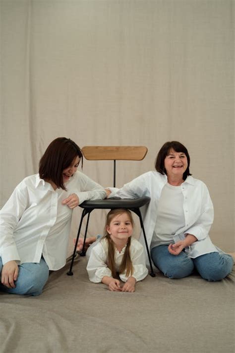 가정 다운 가족 관계 가족 모임 가족 본딩 가족 사랑 가족 초상화 가족의 유대 그룹 사진 긍정적 인 감정 긍정적 인 분위기 기쁨 단란함 따뜻한 감정