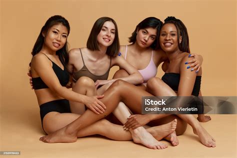 다양한 인종 연령 및 신체 크기의 매력적인 젊은 여성이 바닥에 앉아 란제리를 입고 포즈를 취하는 초상화가 서로 포옹합니다 란제리에 대한 스톡 사진 및 기타 이미지 Istock