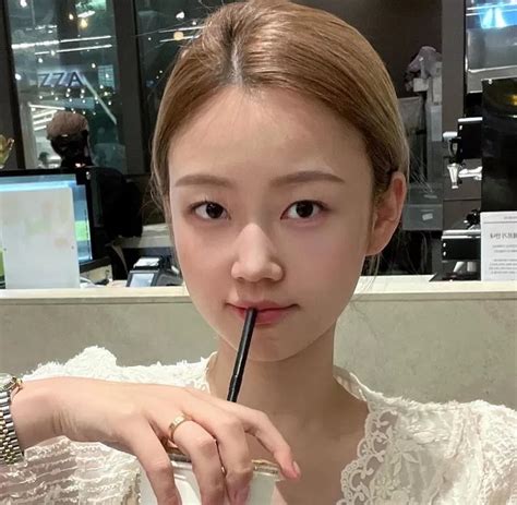 괴물 수비수 김민재 선수 아내 안지민 씨 연예인으로 착각할 정도 미모아내 나이 직업 인스타 네이버 블로그