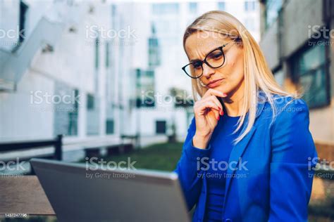 노트북에서 작업하는 동안 문제를 해결하려고 하는 백인 사업가 40 44세에 대한 스톡 사진 및 기타 이미지 40 44세 거래자 건물 외관 Istock