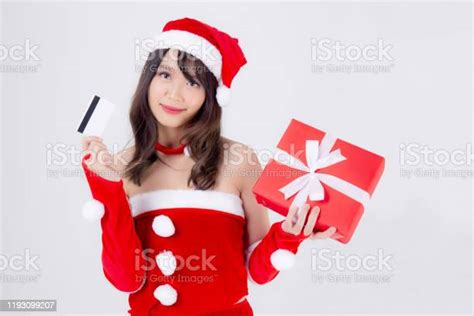 아름 다운 초상화 젊은 아시아 여자 행복 들고 신용 카드와 빨간 선물 상자 에 고립 된 크리스마스 휴가 에 고립 된 흰색 배경 아름다움 아시아 여자 깜짝 쇼핑 신용 카드와