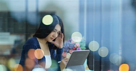 카페에서 디지털 태블릿으로 숙제를 하는 여성 십대의 보케가 있는 유리 벽을 통해 보기 사진 Unsplash의 랩톱 이미지