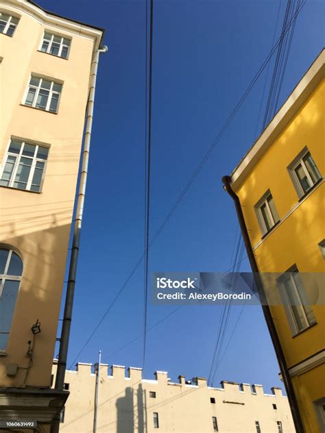 상트페테르부르크 러시아입니다 오래 된 도시 Landcape입니다 오래 된 노란 왜곡 맑고 푸른 하늘과 건물 0명에 대한 스톡 사진 및 기타 이미지 Istock