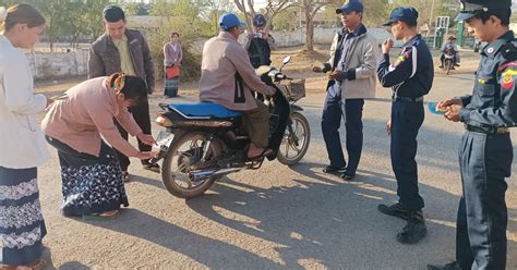 ယာဉ်အန္တရာယ်ကင်းရှင်းစေရန် ရောင်ပြန်စတေကာများ ကပ်ပေးခြင်းနှင့် ပညာပေးလက်ကမ်းစာစောင်များ ဖြန့်ဝေ