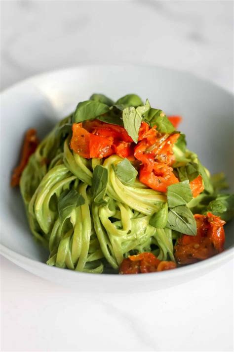 Creamy Spinach And Avocado Pasta With Sundried Tomatoes Vegan