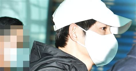 출국장 송중기 감각적인 옆모습 [포토엔hd]