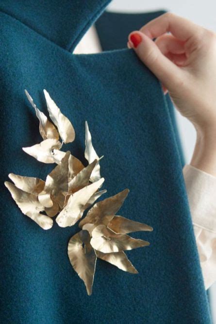 модная брошь 2019 как стильно носить брошь с пальто | Jewelry ...